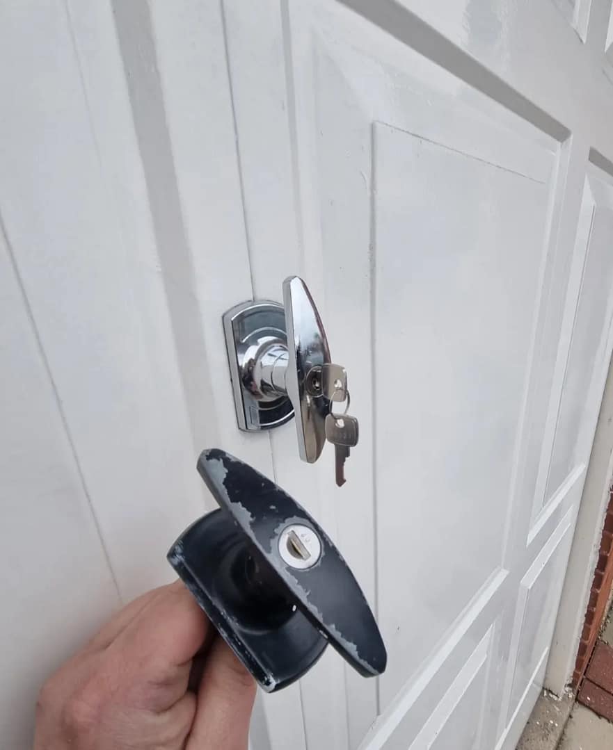 Garage Door Locks & Repairs - Get Quote TOP LOCK : Locksmiths